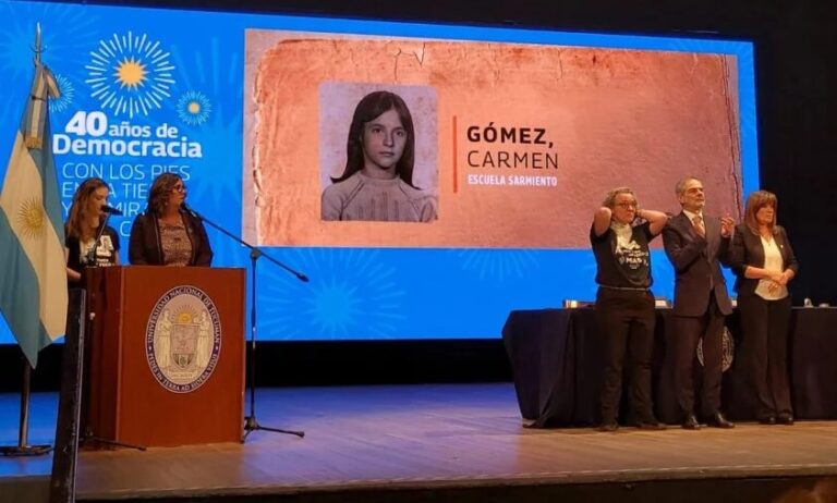 La UNT Conmemora 40 años de Democracia y entrega legajos a familiares ...